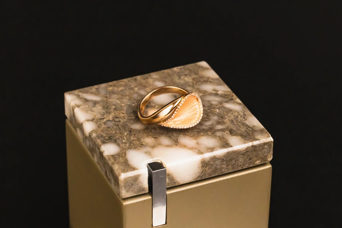 Annamaria Cammilli 18ct Natural Beige Gold & Diamond Goccia Ring 0.11ct