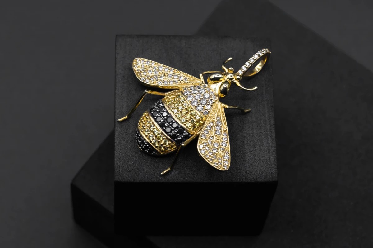 9ct Yellow Gold Bumblee Bee Diamond & Sapphire Pendant 2.91cts
